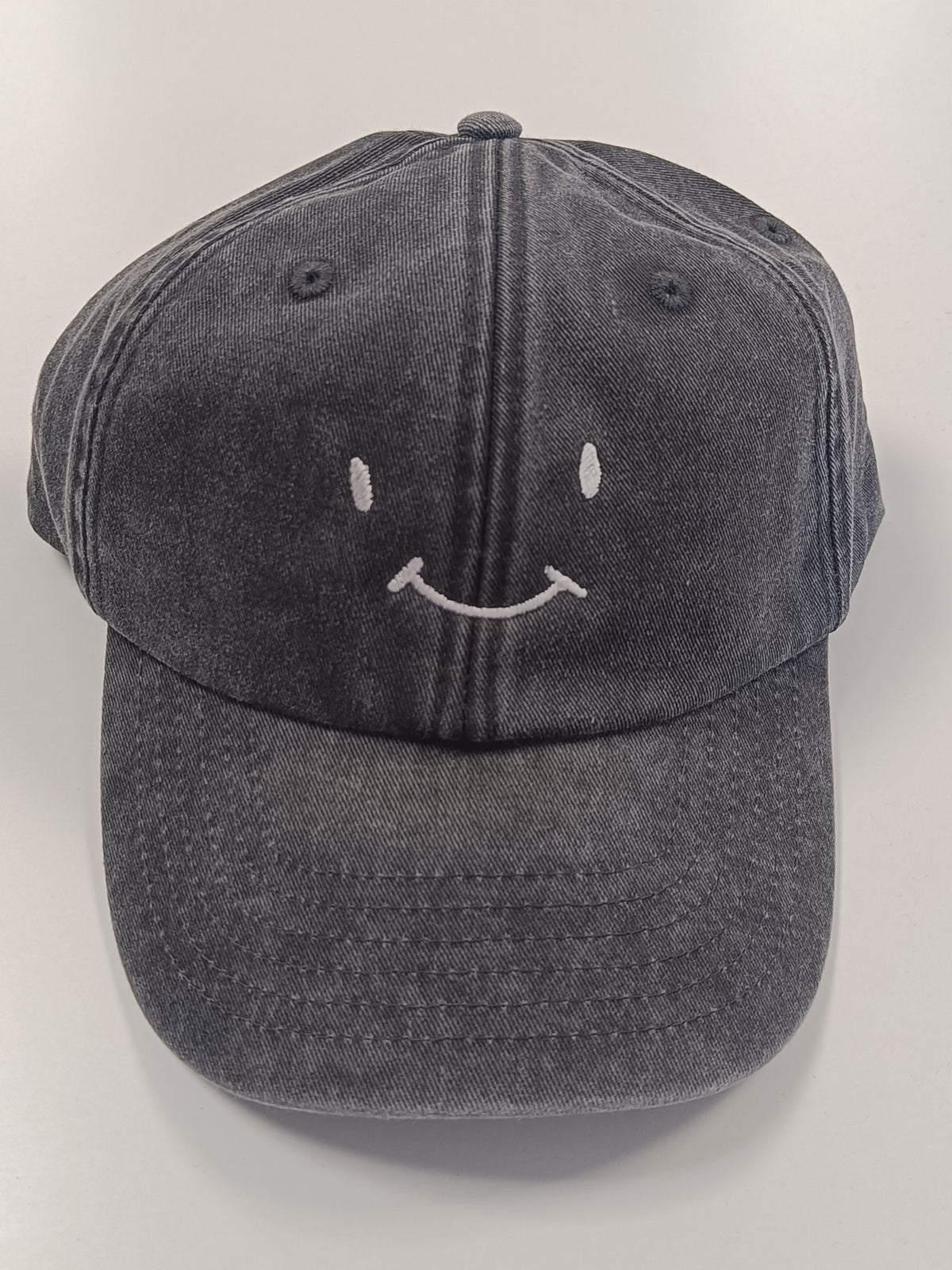 Washed smiley pet– Atelier Houthuys - Gepersonaliseerde kledij te Gent